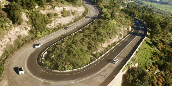 Consejos para conducir de forma segura en una carretera con curvas