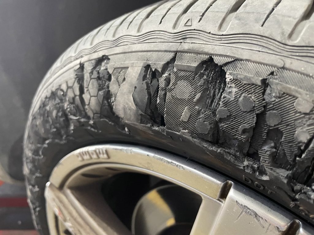 Por qué nunca debes conducir con un neumático pinchado