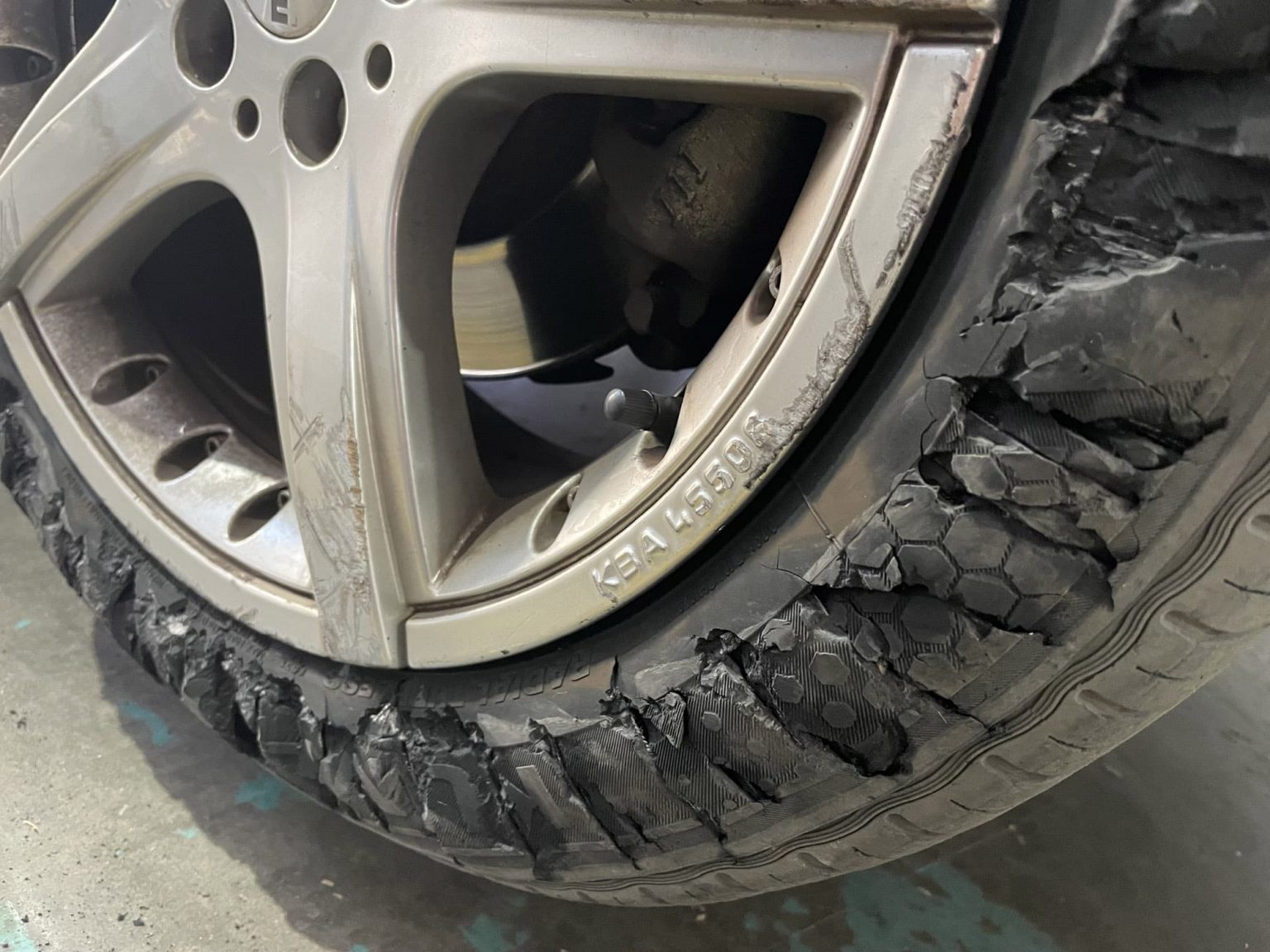 Por qué nunca debes conducir con un neumático pinchado