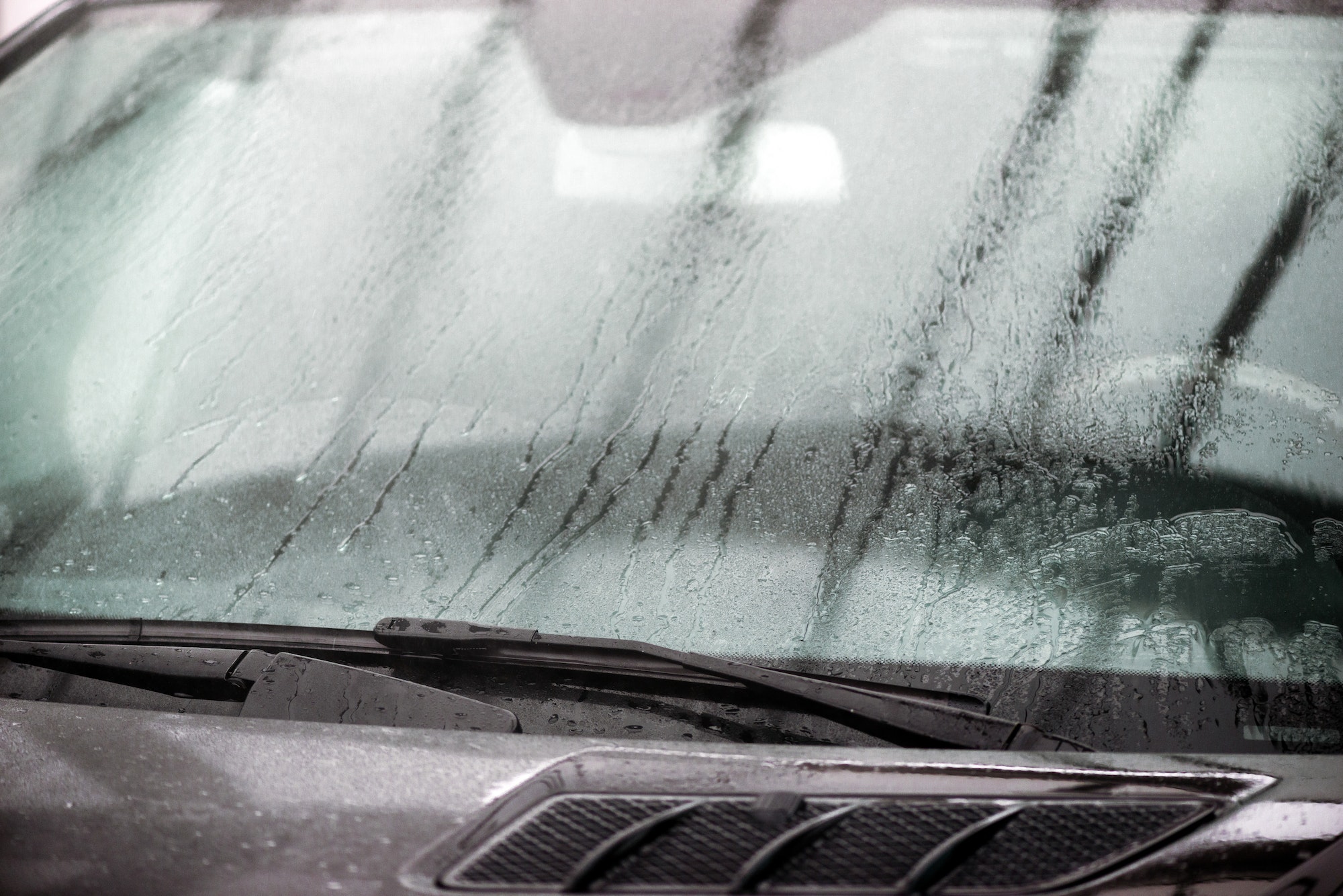 Parabrisas dañado, hay forma de repararlo en casa: máximo ahorro con el ...